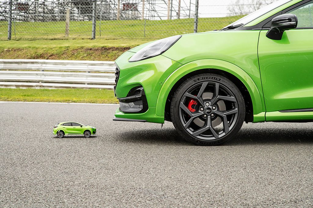 Unglaubliches Rennen: Ford Puma ST gegen RC-Modellauto Ford Puma ST ...