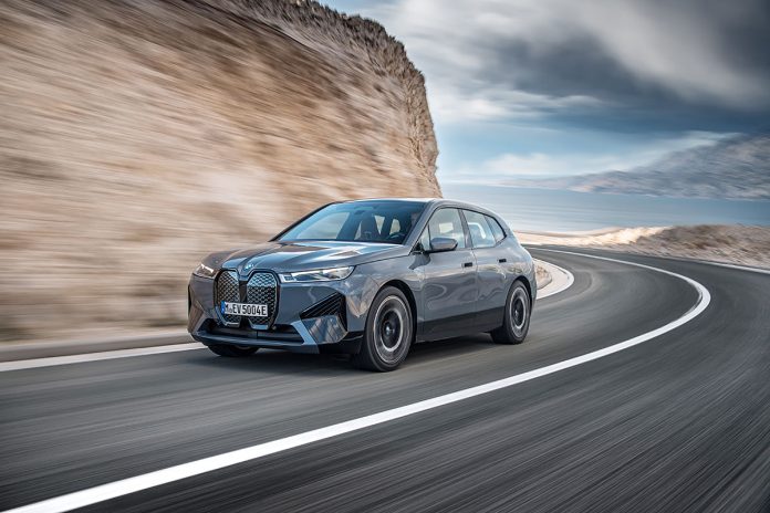 BMW iX - das elektrische Sports Activity Vehicle (SAV) kommt bereits im ...